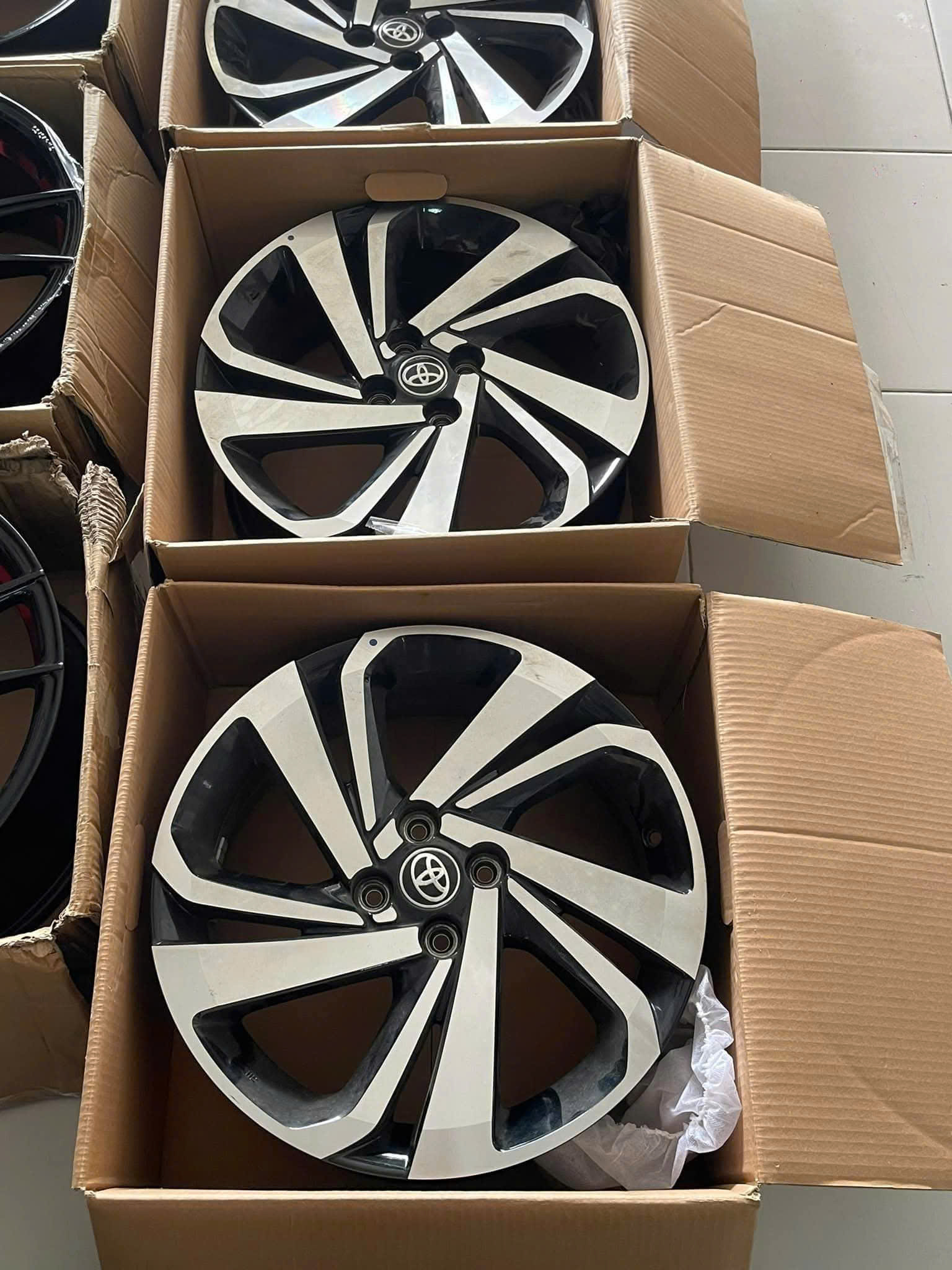 thanh lý 4 mâm zin toyota raize 17 inch theo xe